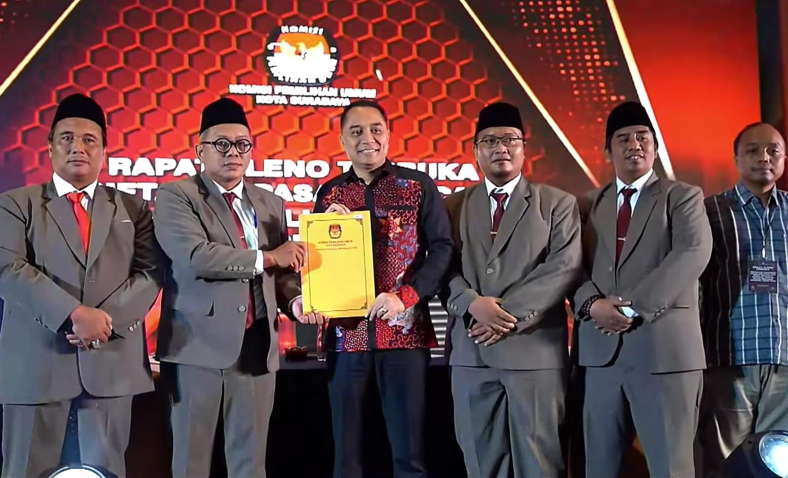 KPU Kota Surabaya Resmi Menetapkan Eri Cahyadi Dan Armuji Sebagai Wali ... KPU Kota Surabaya Resmi Menetapkan Eri Cahyadi Dan Armuji Sebagai Wali ...